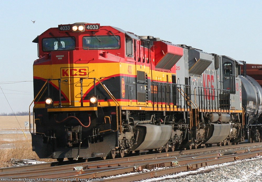 KCS 4033 shows off its beauty as it wizzez by